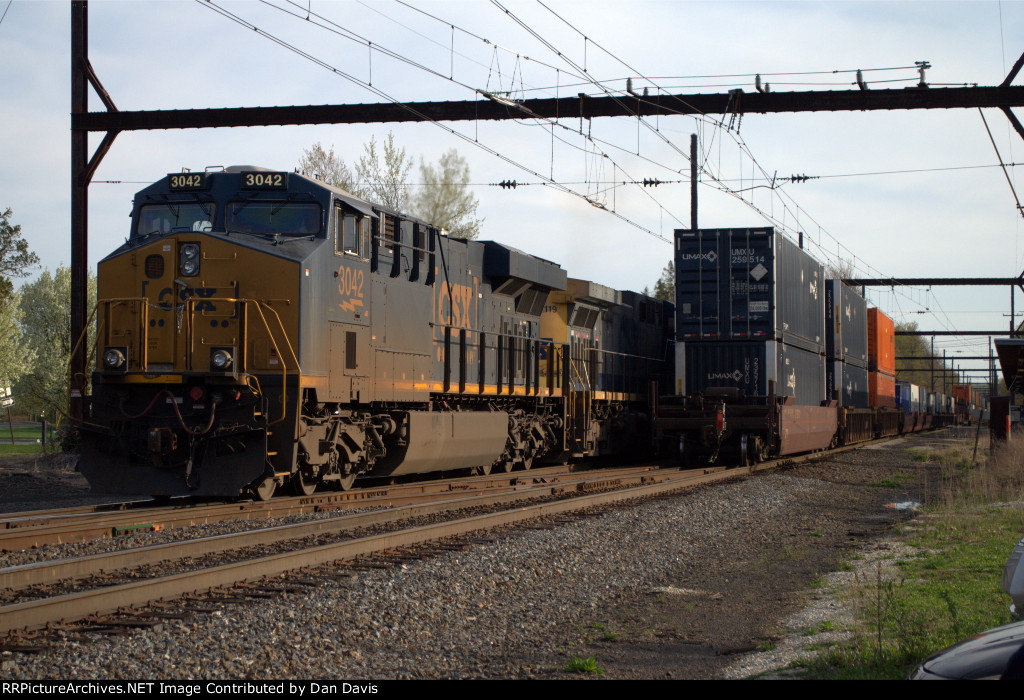 CSX ES44AH 3042 leads Q191-21